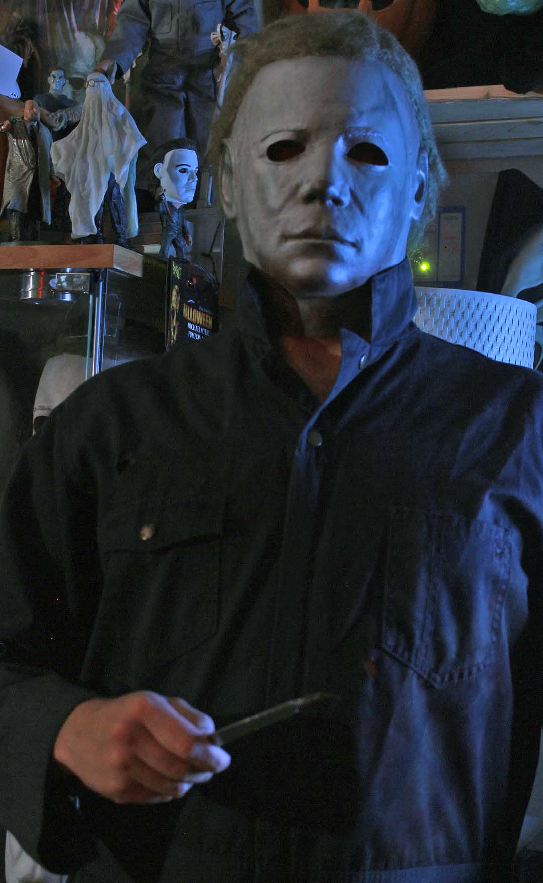 NEW worn H2SM/Benny Mask & Costume shots - General Discussion - Michael ...
